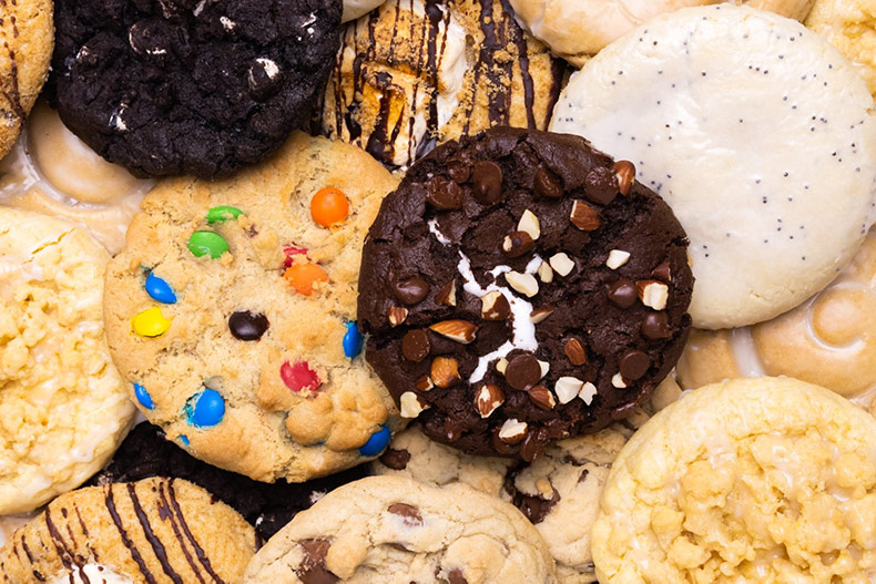 🍪 Crumbl Cookies opens new Mission shop off Metcalf Avenue