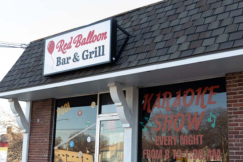 Longtime Shawnee karaoke bar plays its last song